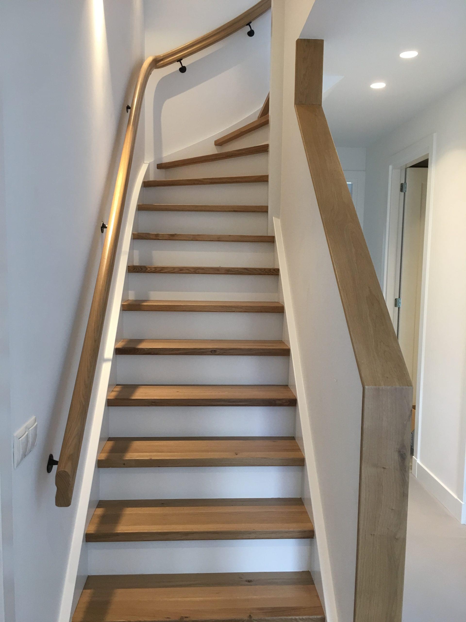 Trap met eiken treden en eiken leuning | Trappenmakerij van der Geest